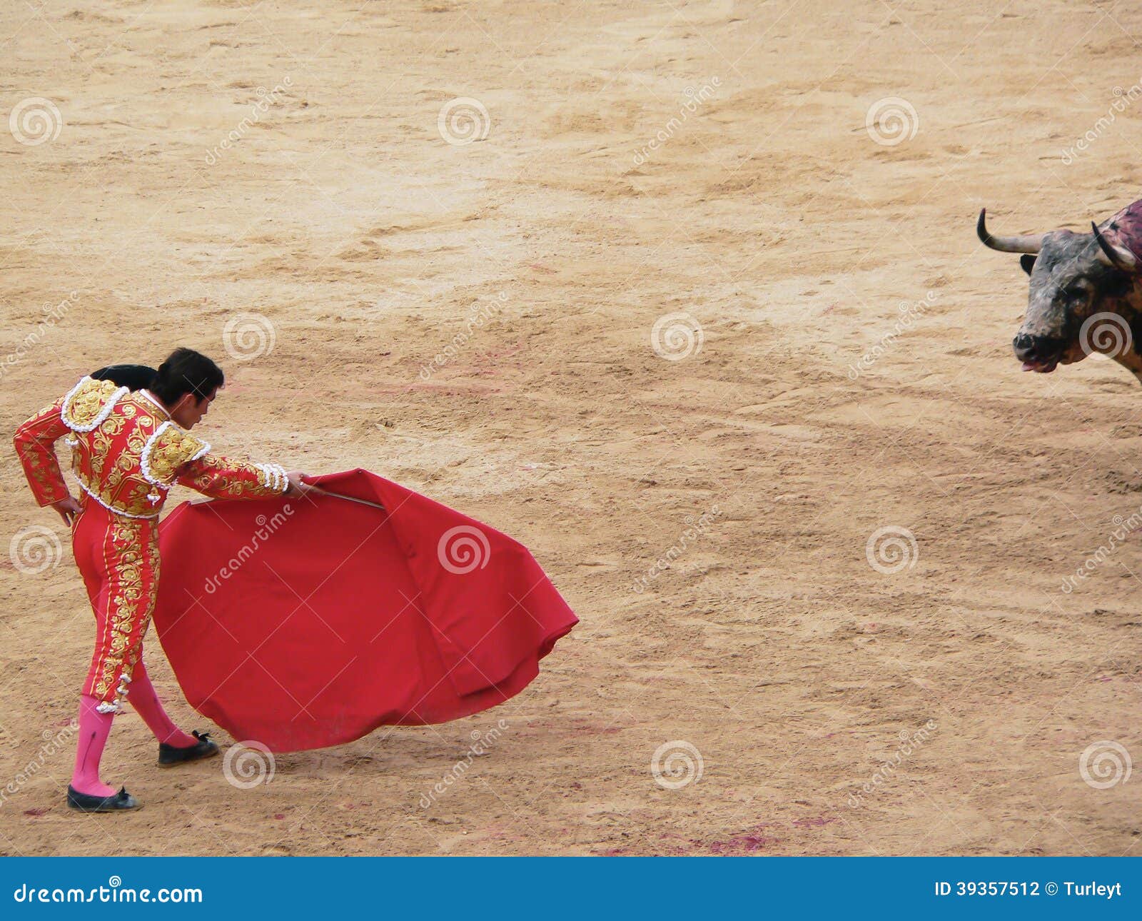 Matador facing bull 2 editorial photography. Image of luces - 39357512