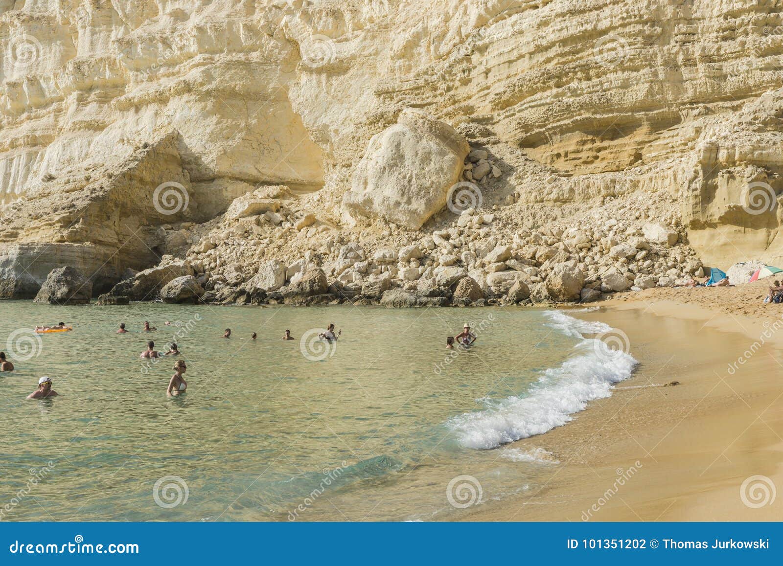 Matala, plage rouge photographie éditorial. Image du crète - 101351202