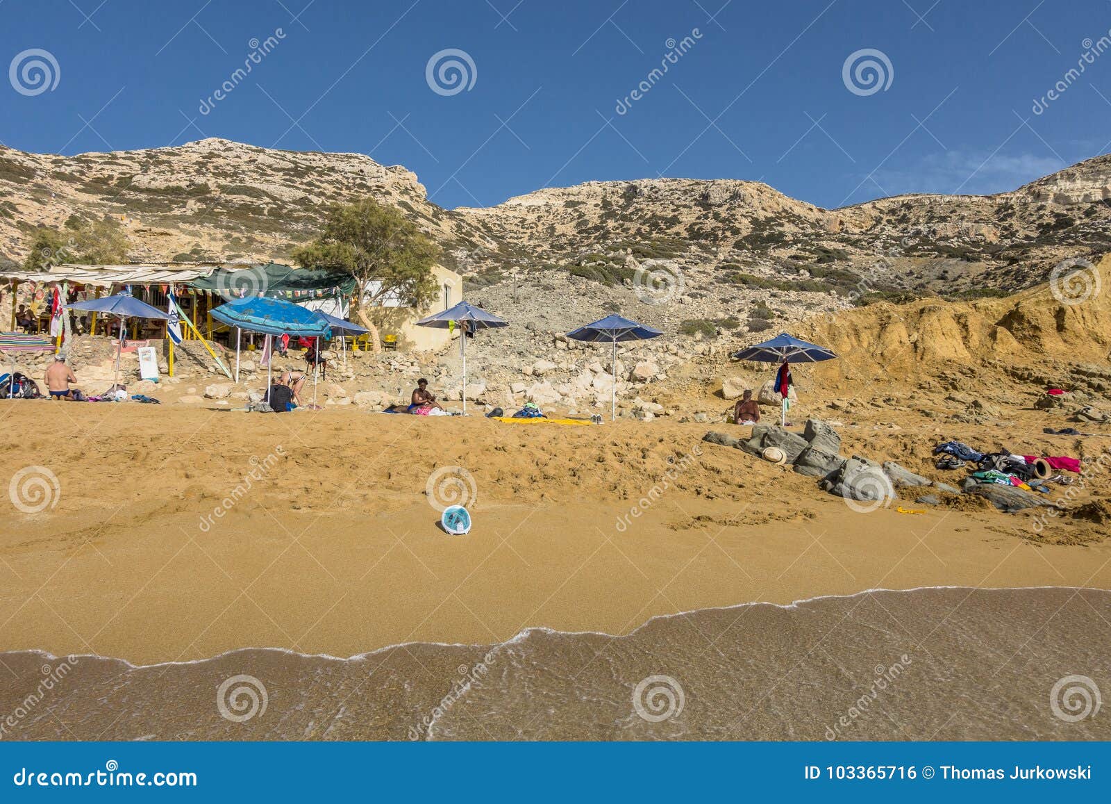 Matala, plage rouge photo éditorial. Image du crète - 103365716