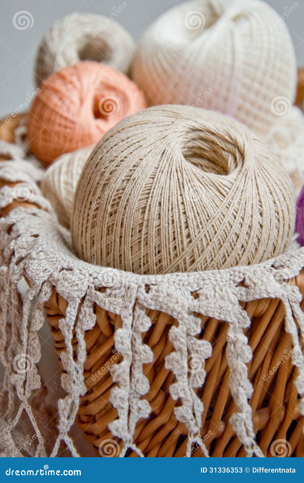 Matasse Pastelli Del Cotone in Un Canestro Immagine Stock - Immagine di ...