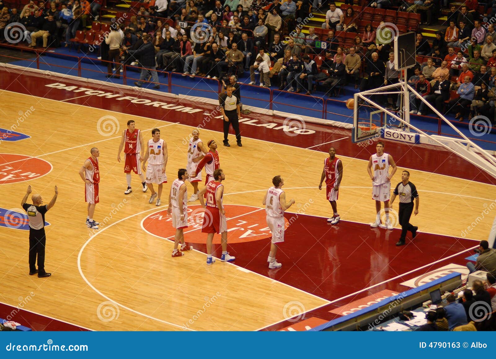 Match de basket photo stock éditorial. Image du contre - 4790163