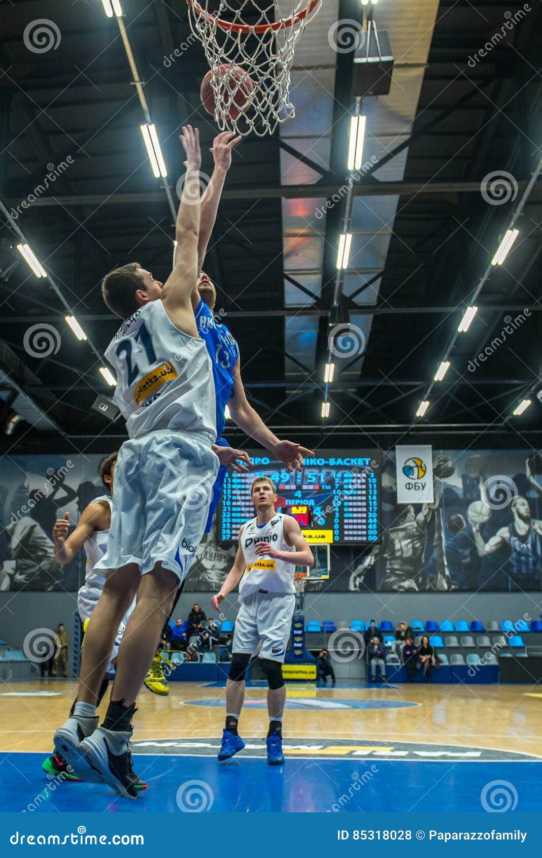 Match de basket photo stock éditorial. Image du joueur - 85318028
