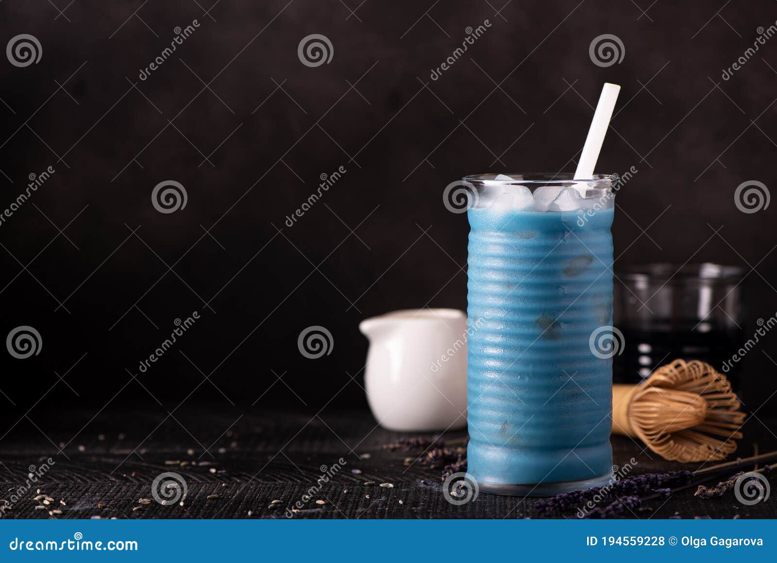 Matcha Azul Gelada Com Leite Em Vidro Foto de Stock - Imagem de azul ...