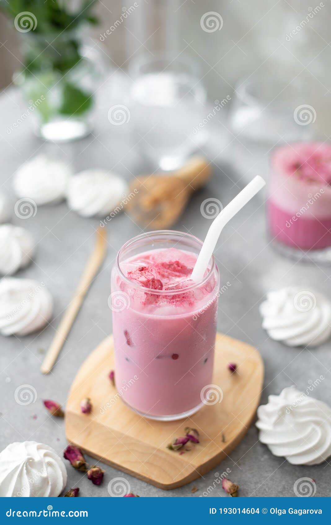 Matcha Rosa Gelada Com Leite Foto de Stock - Imagem de doce, sabor ...