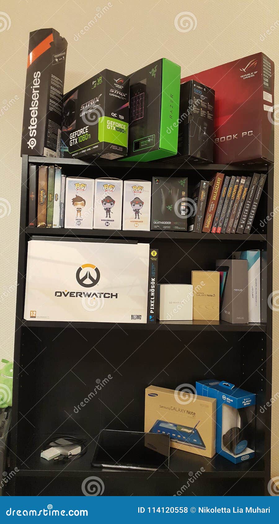 Material Do Gamer Em Uma Estante Foto de Stock Editorial - Imagem de ...