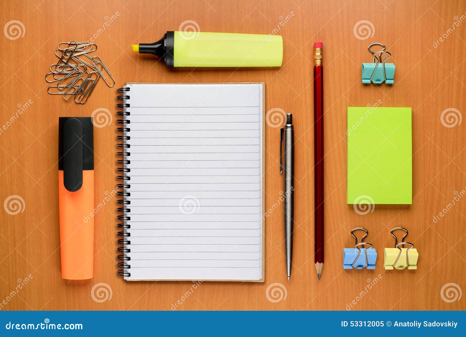 Materiales De Oficina En El Escritorio Imagen de archivo - Imagen de ...