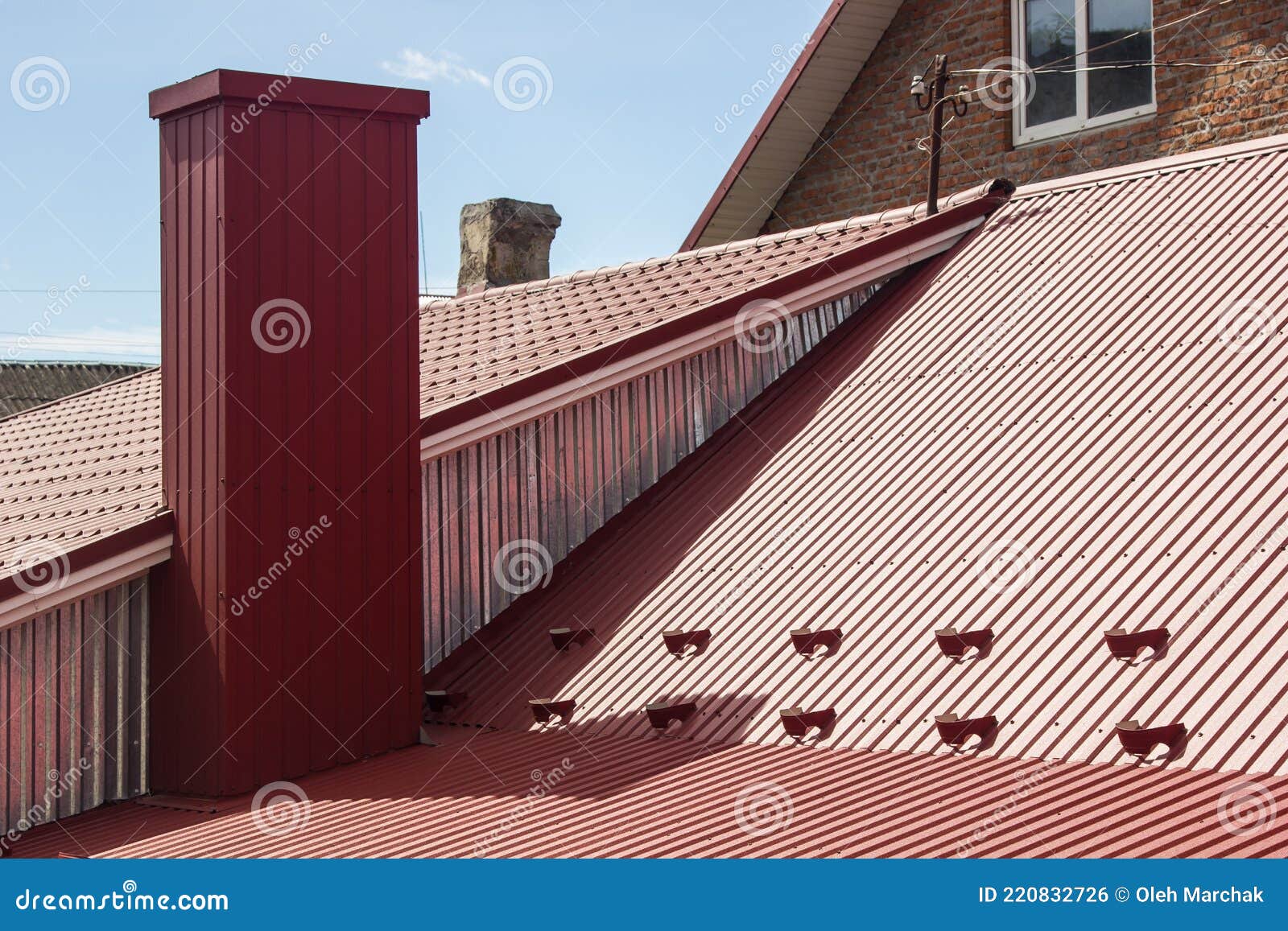 Materiales De Techado Para El Techo De La Casa Foto de archivo - Imagen ...