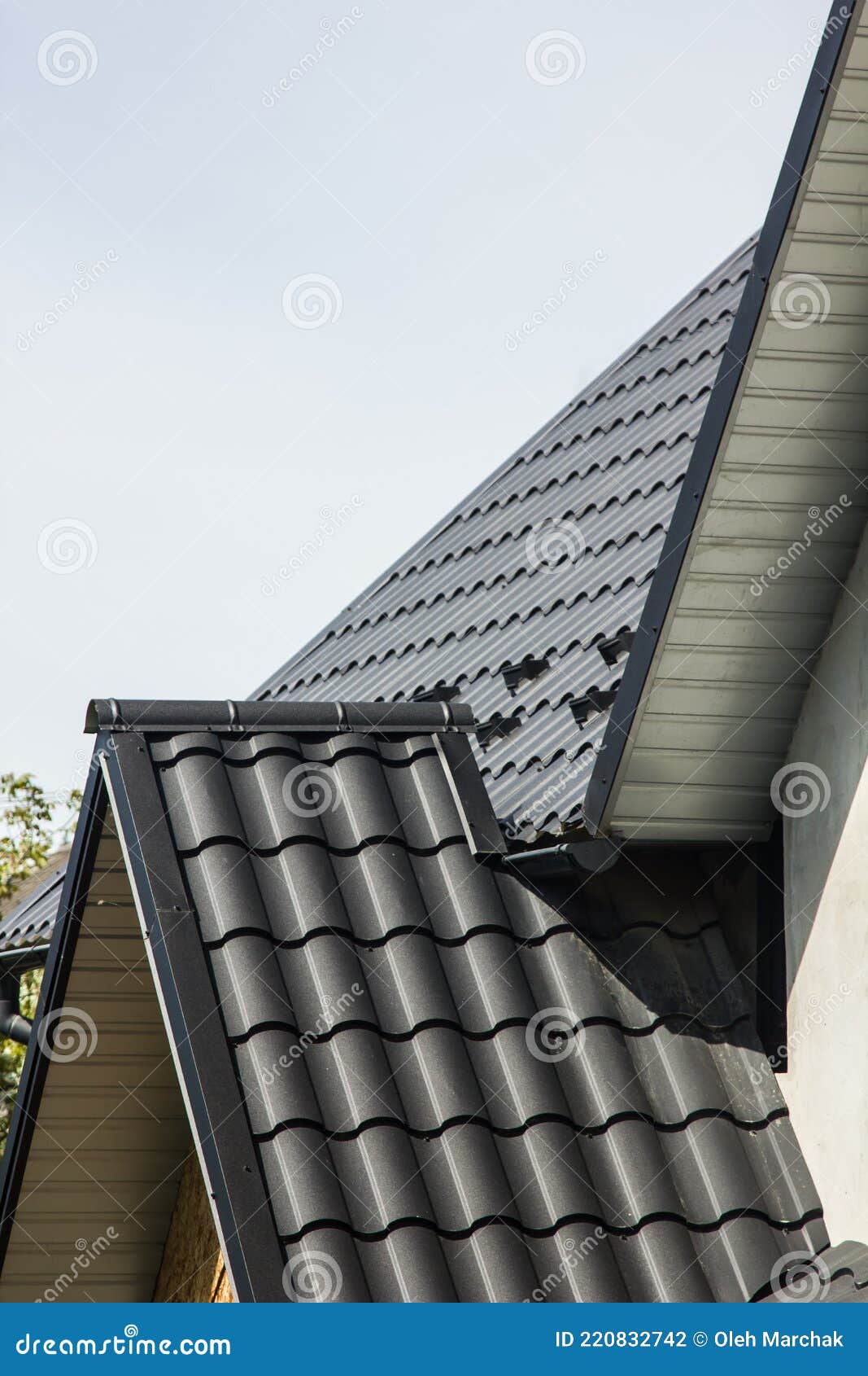 Materiales De Techado Para El Techo De La Casa Foto de archivo - Imagen ...