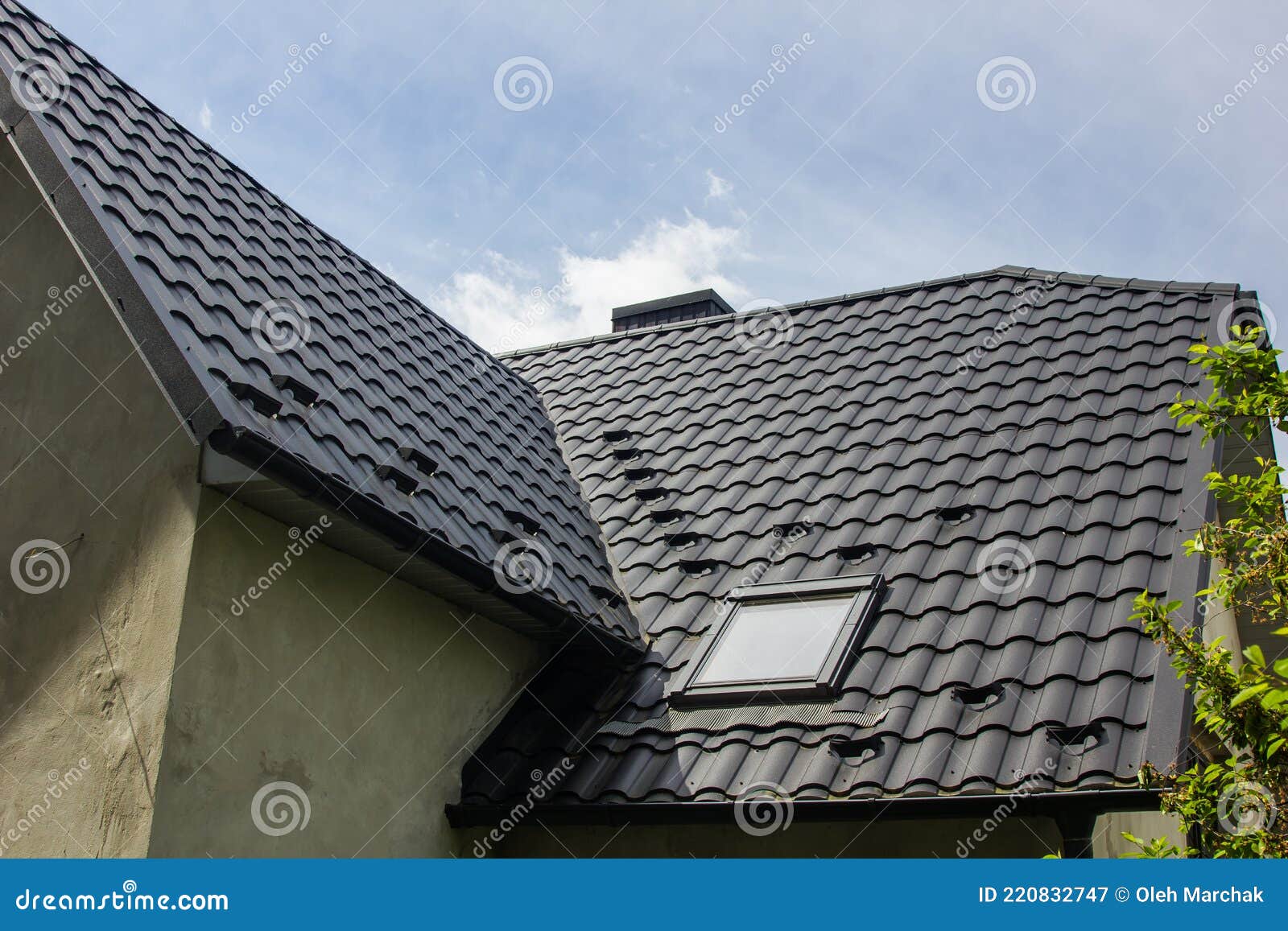 Materiales De Techado Para El Techo De La Casa Imagen de archivo ...