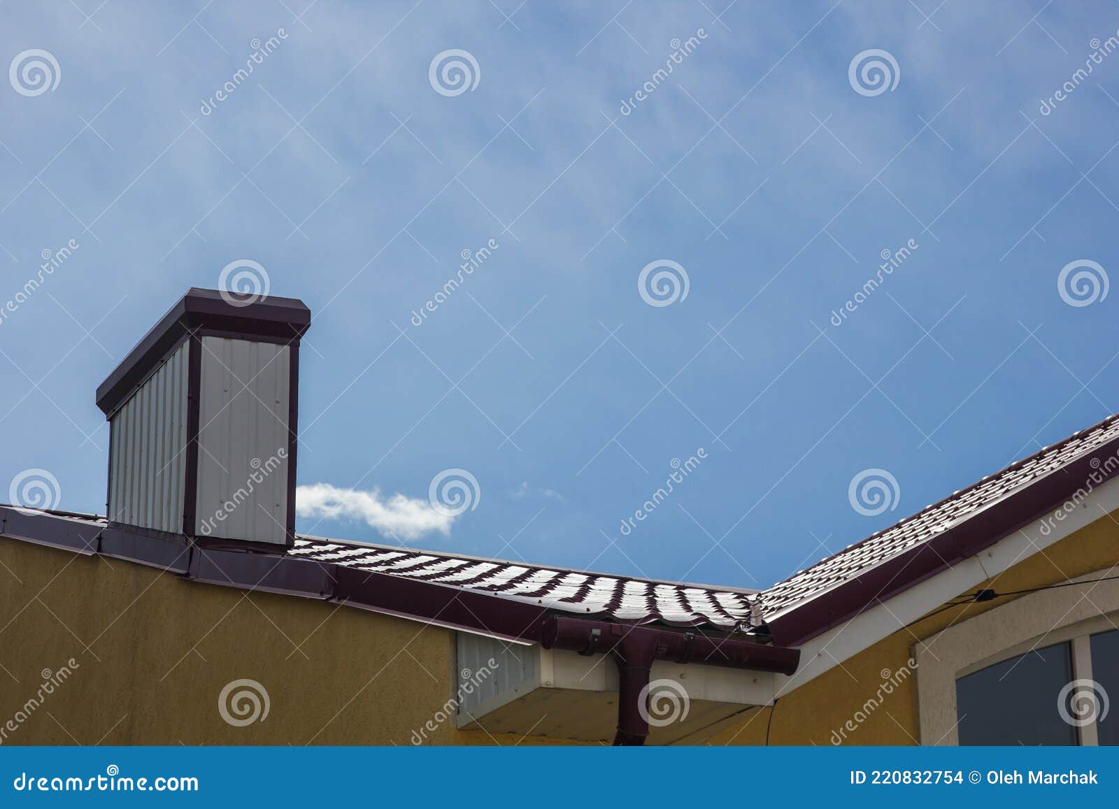 Materiales De Techado Para El Techo De La Casa Foto de archivo - Imagen ...