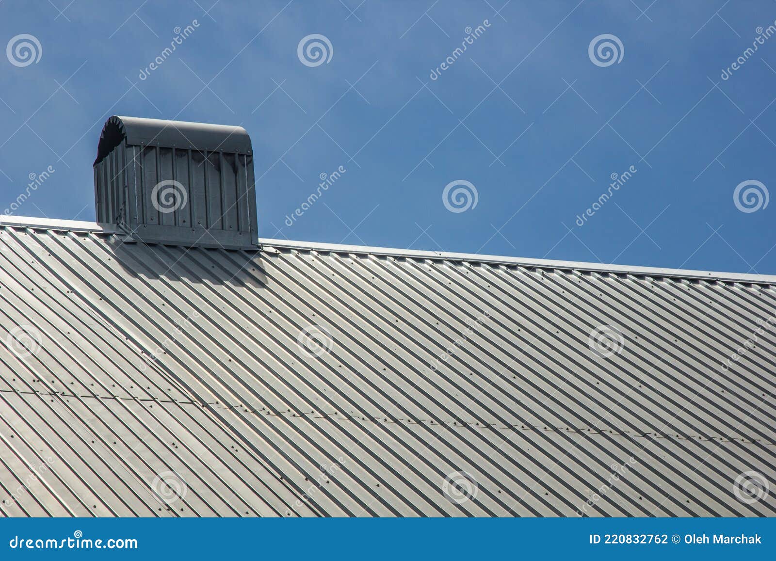 Materiales De Techado Para El Techo De La Casa Foto de archivo - Imagen ...