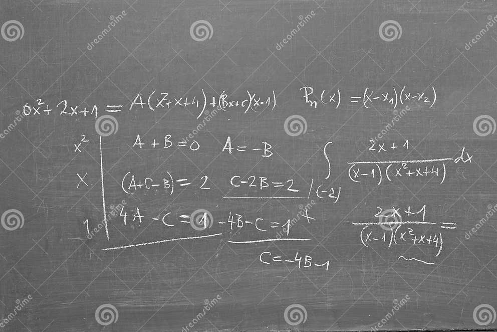 Mathématiques Sur Le Tableau Noir Photo stock - Image du concept ...