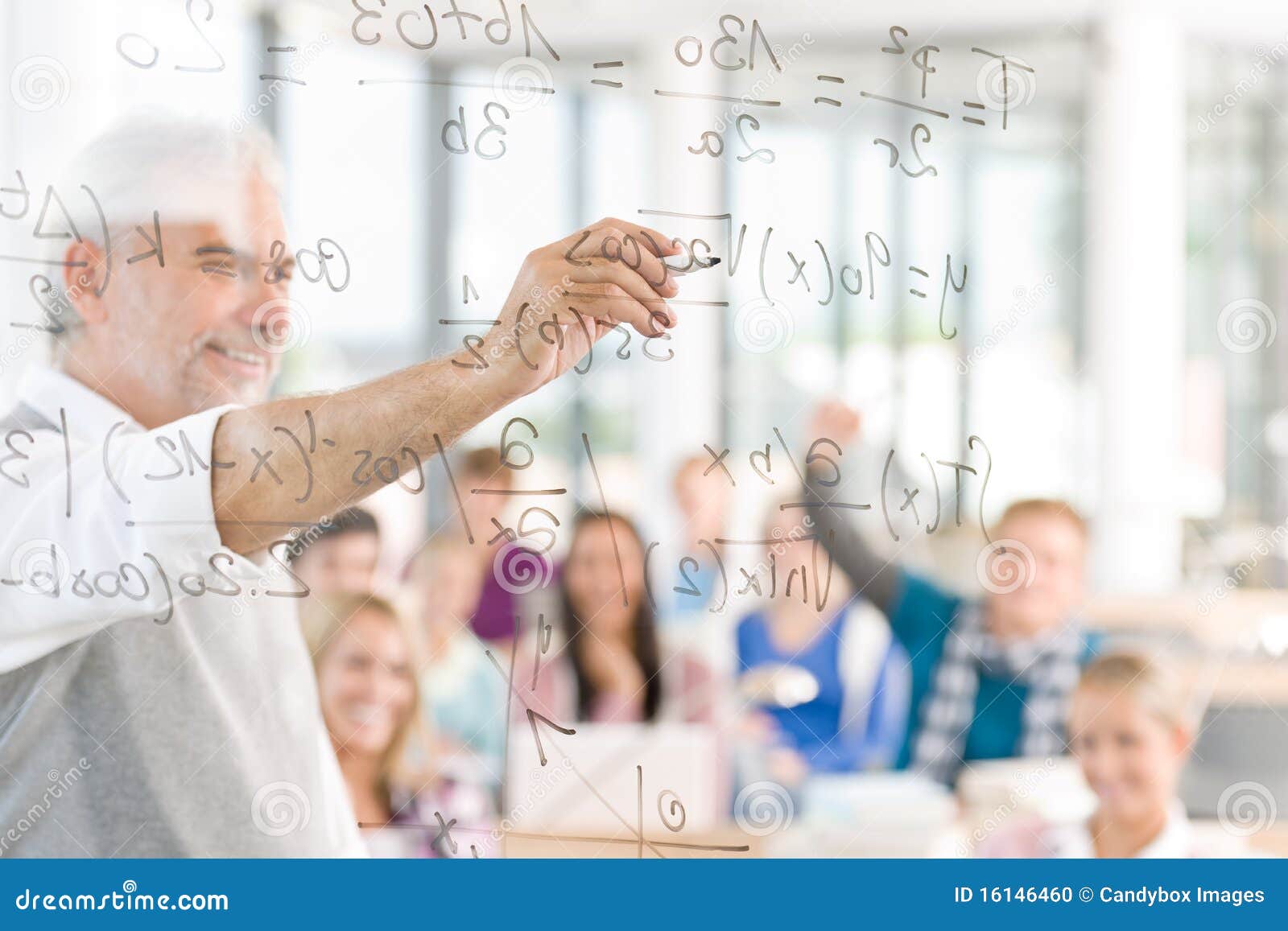 Mathe an Der Highschool - Kursteilnehmer Mit Professor Stockfoto - Bild ...