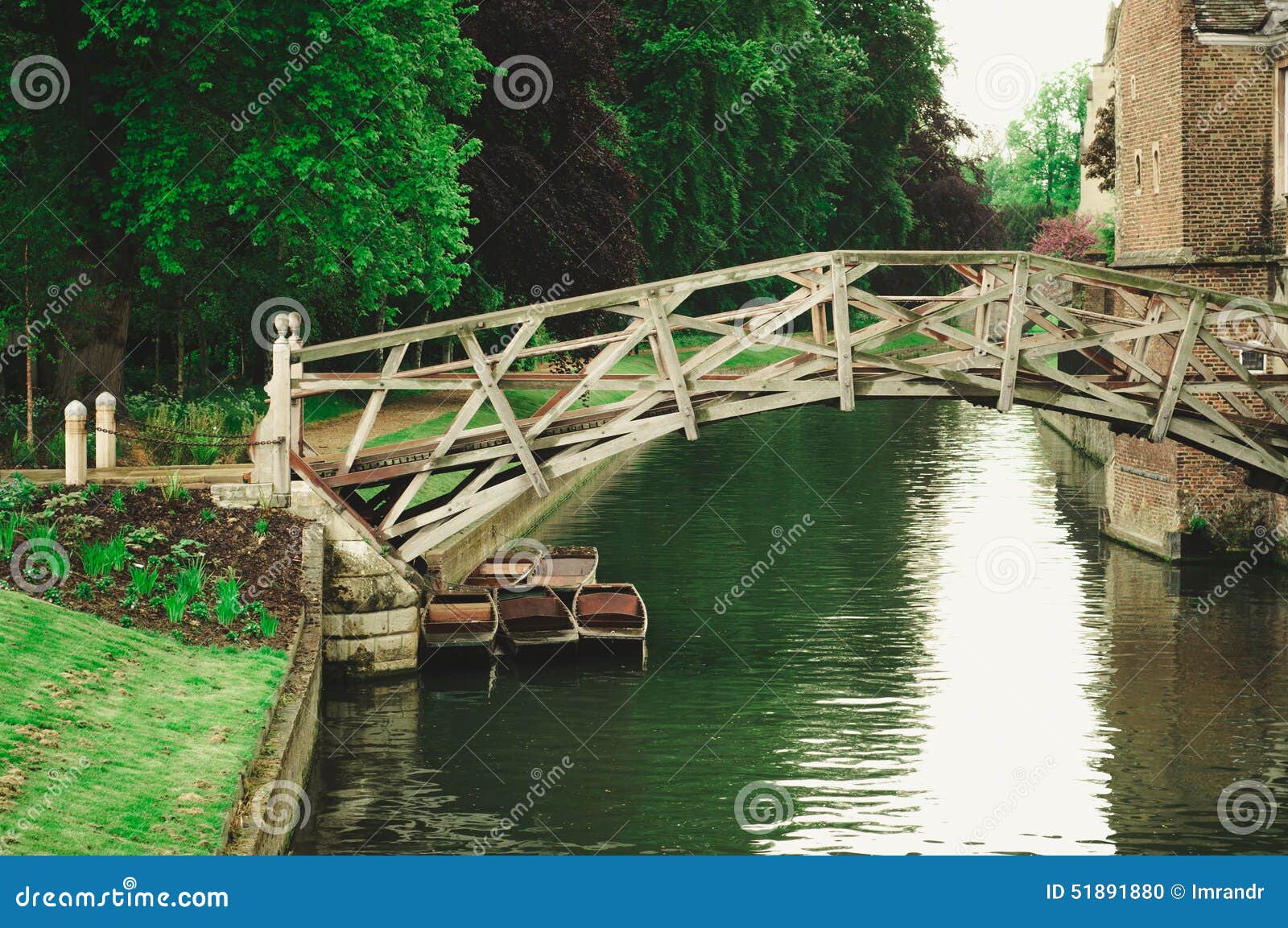 Mathematical Bridge, Cambridge, UK Stock Photo - Image of punts ...