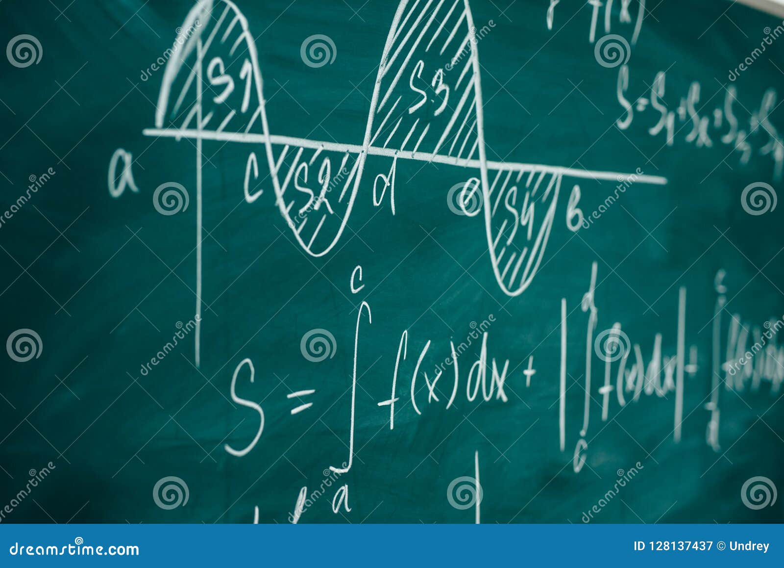 Mathematiklektionsdifferenzial Und -Integralrechnung Tafel Stockbild ...
