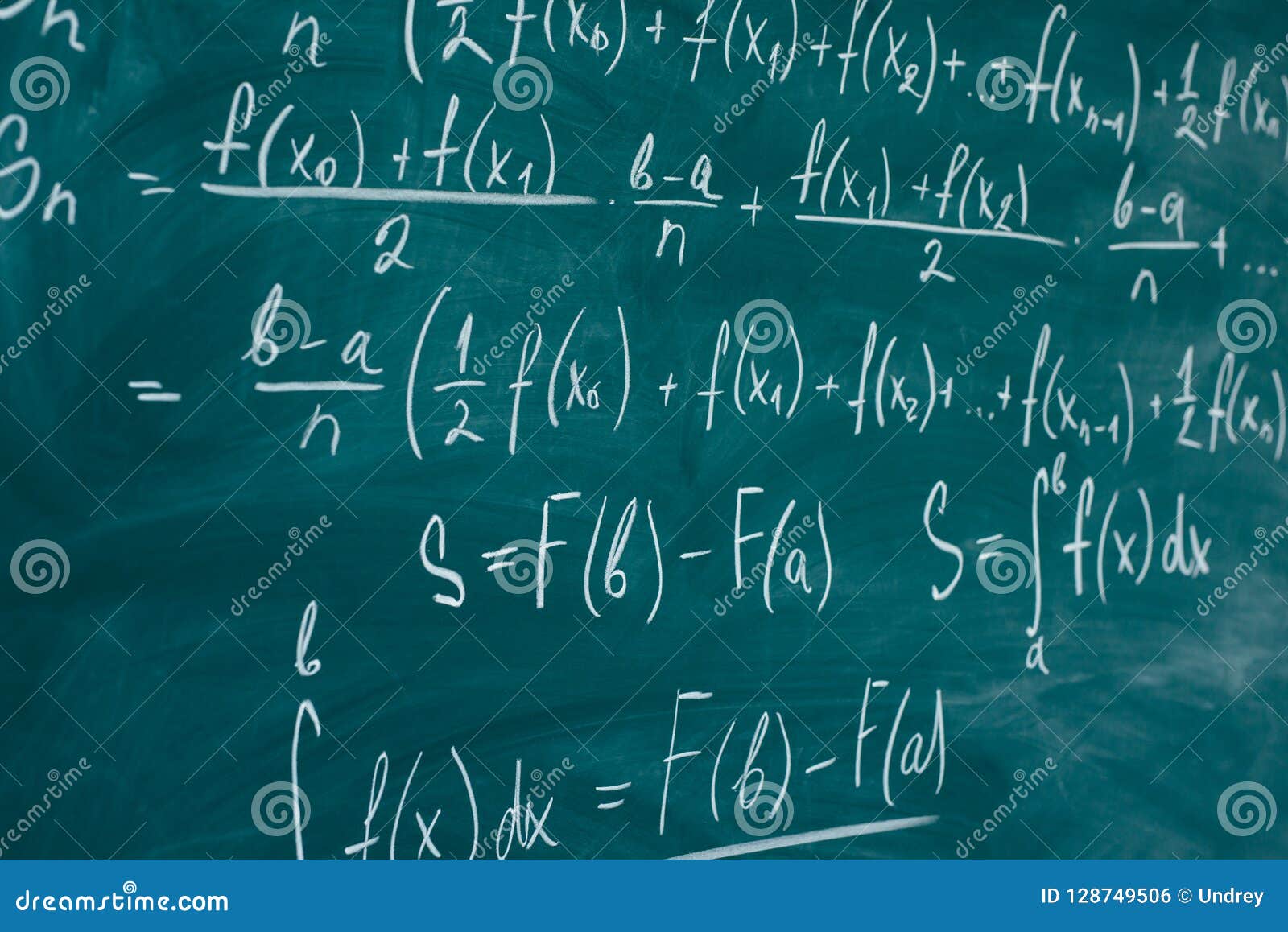 Mathematiklektionsdifferenzial Und -Integralrechnung Tafel Stockfoto ...