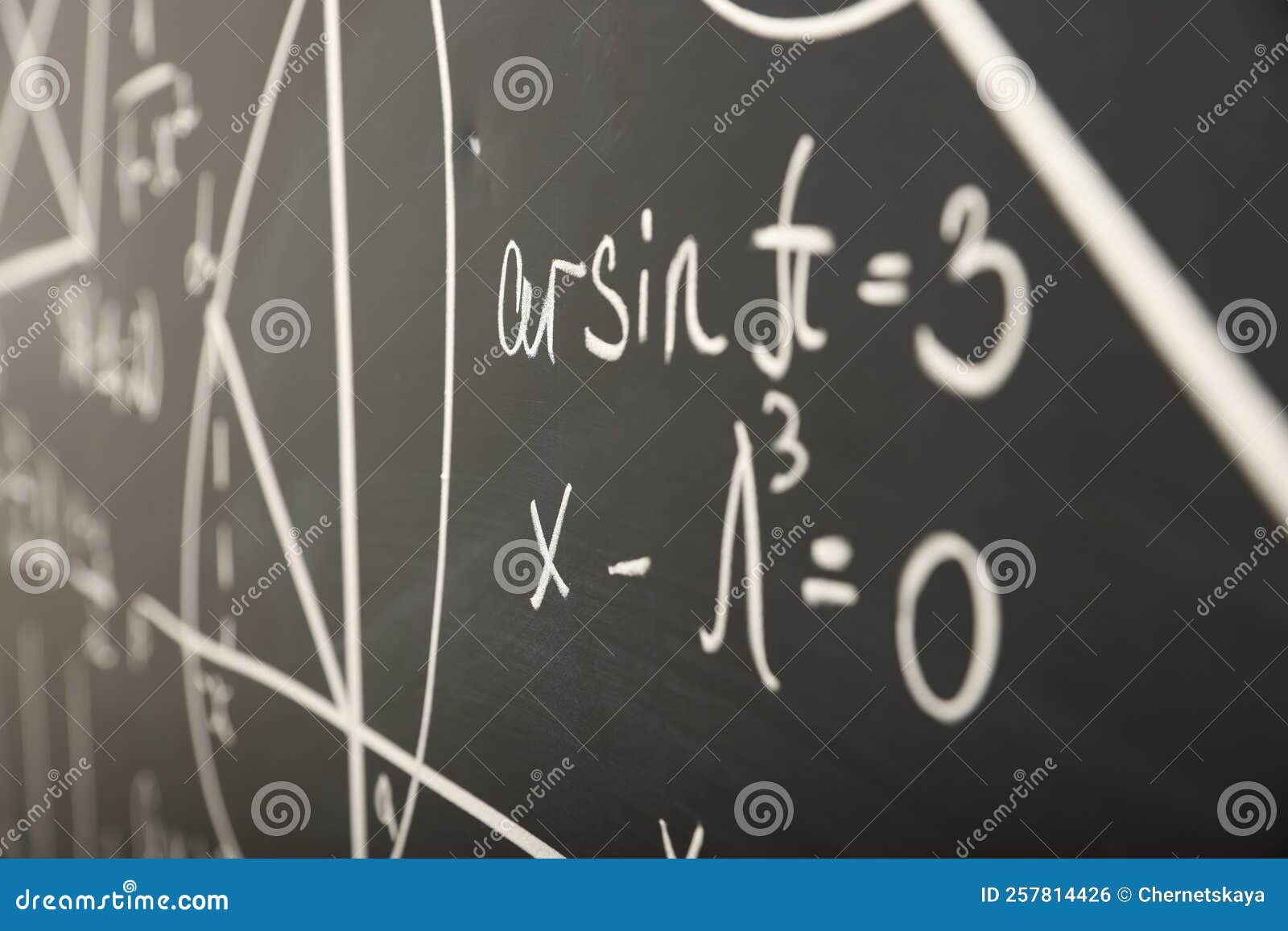 Mathematische Formeln Mit Kreide an Der Tafel Stockfoto - Bild von ...