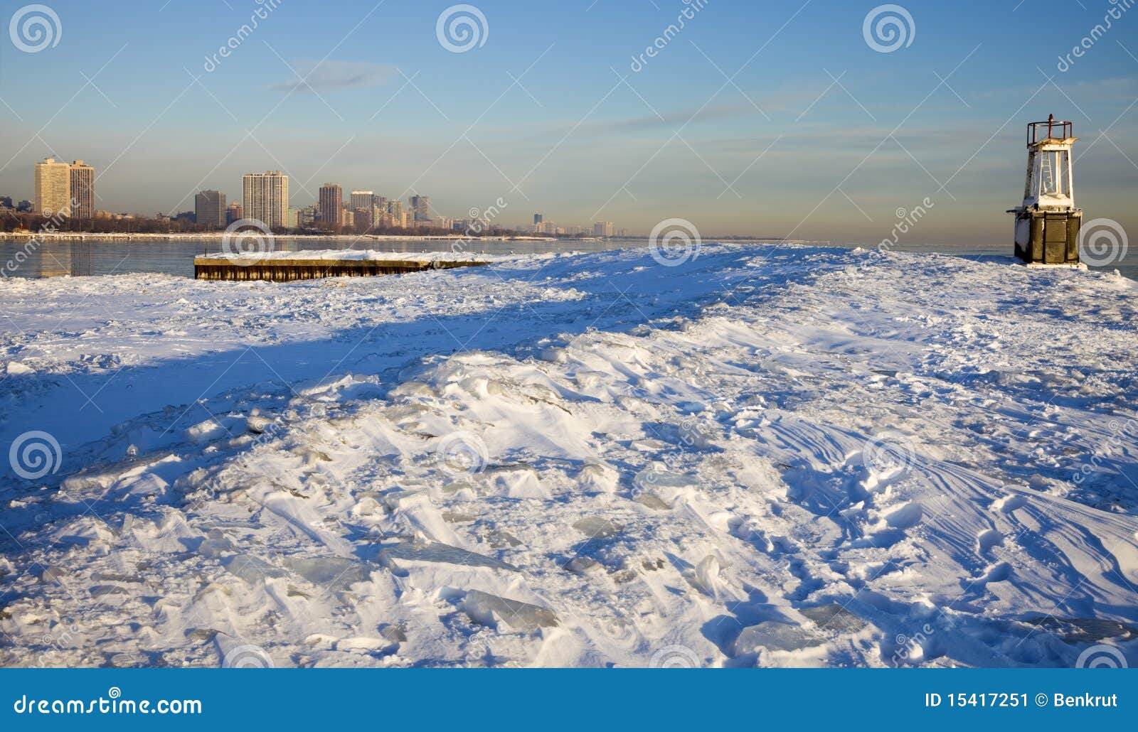 Matin de l'hiver Chicago image stock. Image du venteux - 15417251