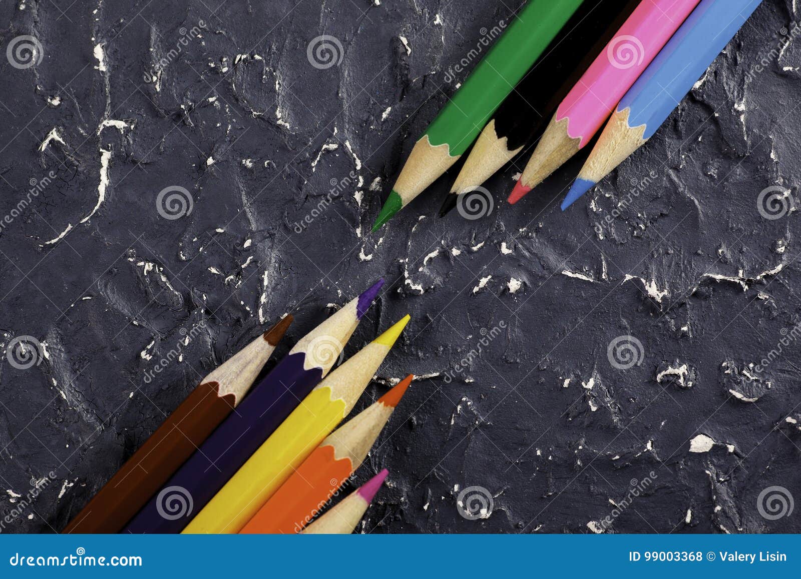 Matite Di Colore Su Fondo Scuro Fotografia Stock - Immagine di elemento ...