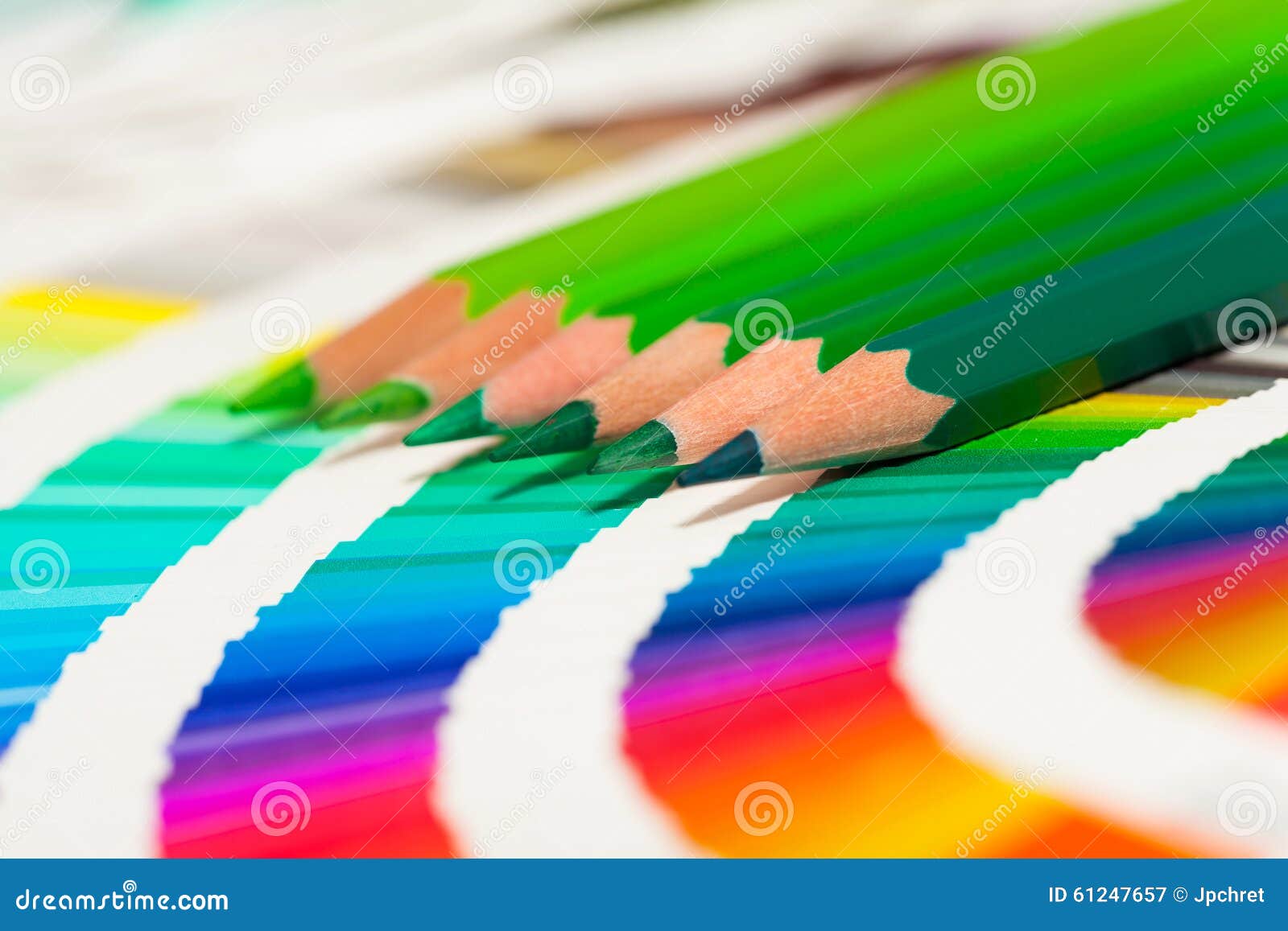 Matite E Grafico a Colori Colorati Verde Immagine Stock - Immagine di ...