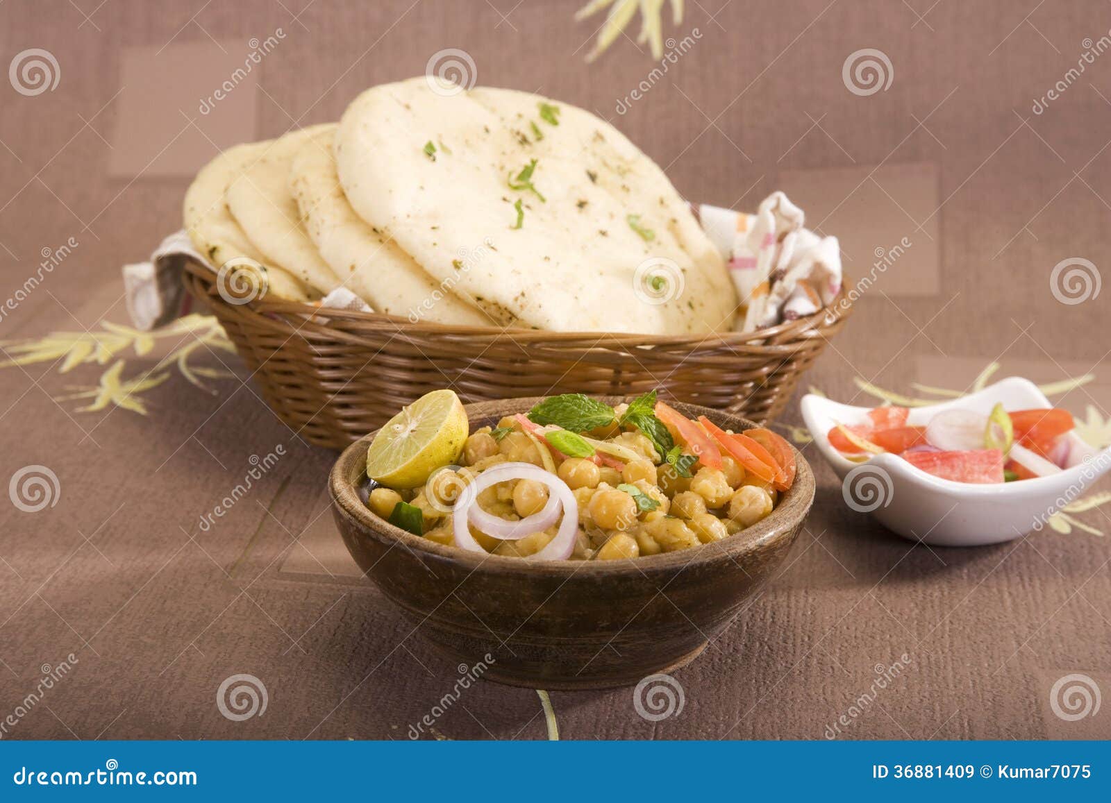 Matra Chaat avec Kulcha image stock. Image du chickpeas - 36881409
