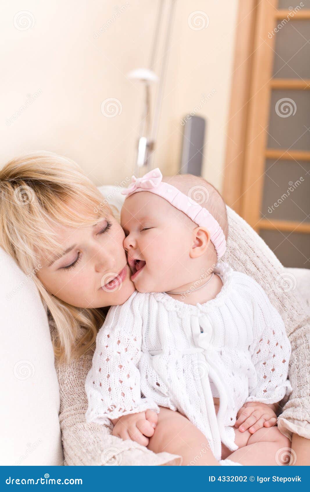 Matriz do beijo do bebé foto de stock. Imagem de amor - 4332002