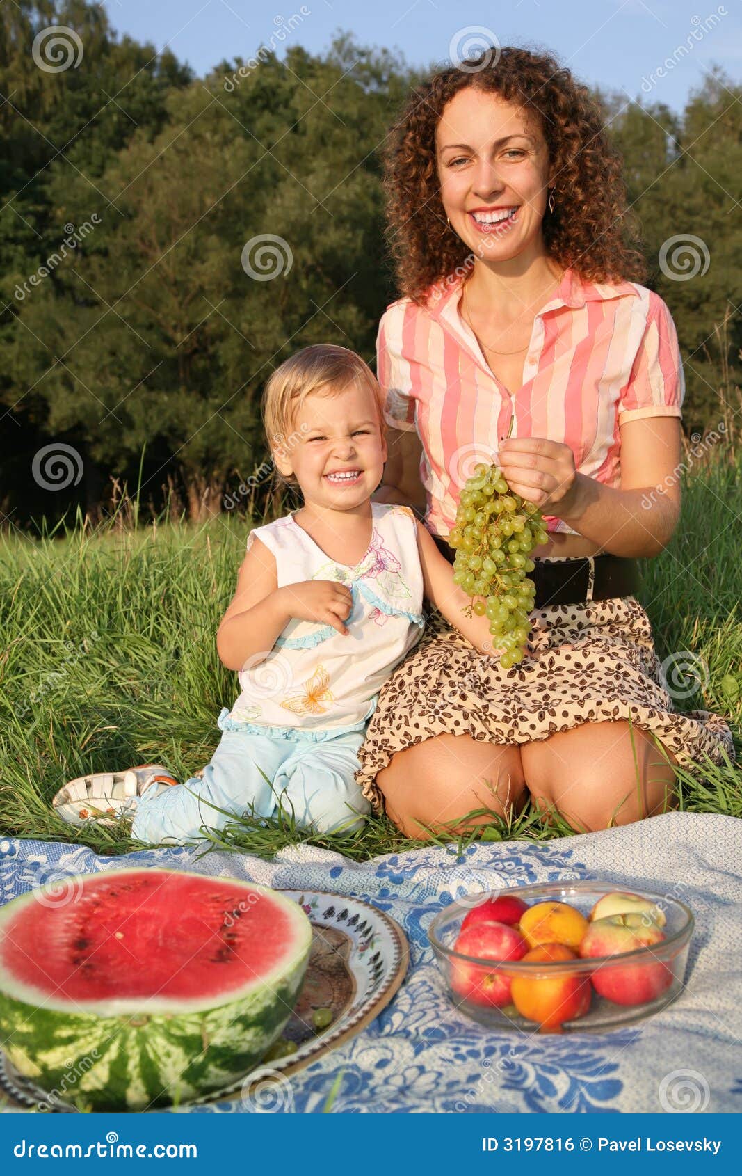 Matriz e filha foto de stock. Imagem de descanso, amor - 3197816