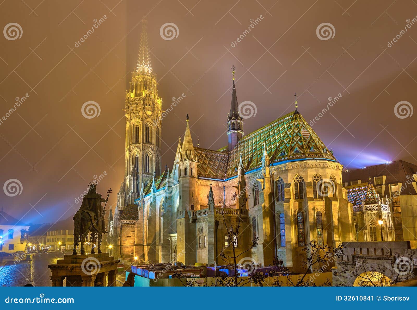 Matthias Church, Budapest image stock. Image du brume - 32610841