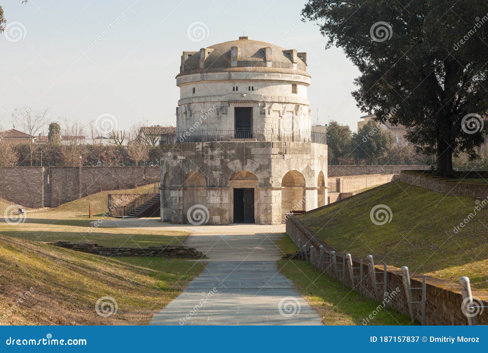 Mausoleo teoderico imagen de archivo. Imagen de monumental - 187157837