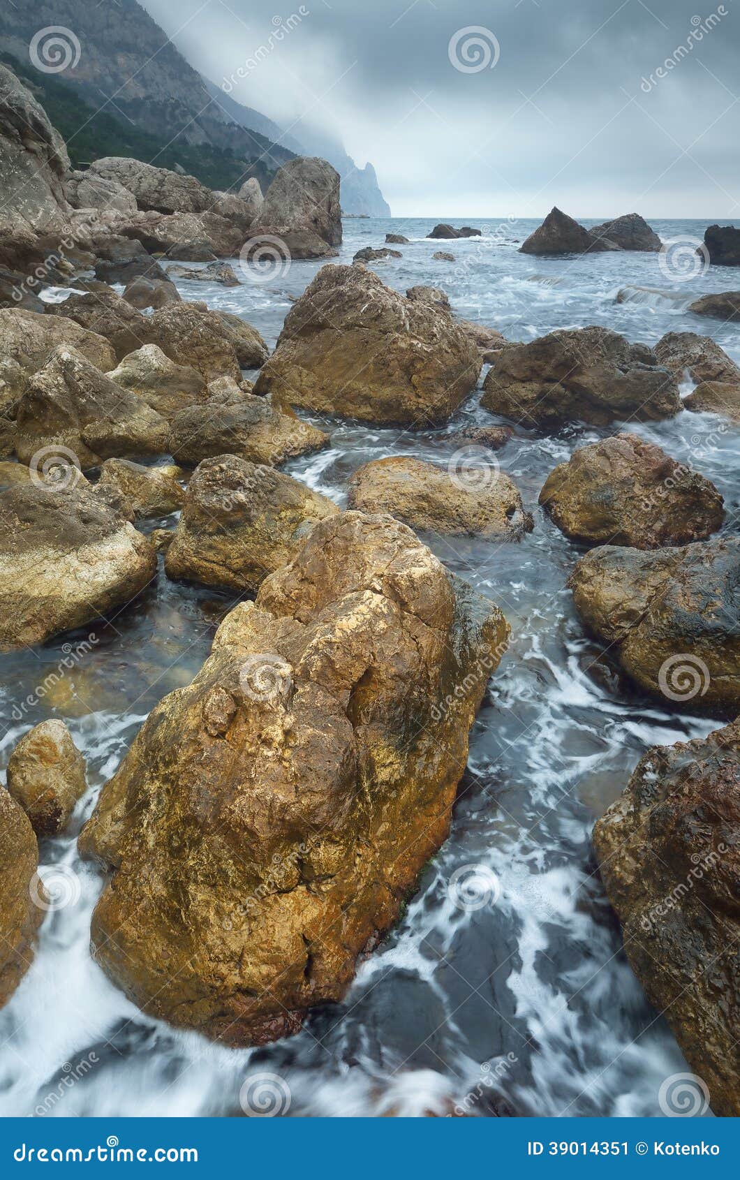 Mauvais Temps Sur Le Bord De Mer Image stock - Image du croisement ...