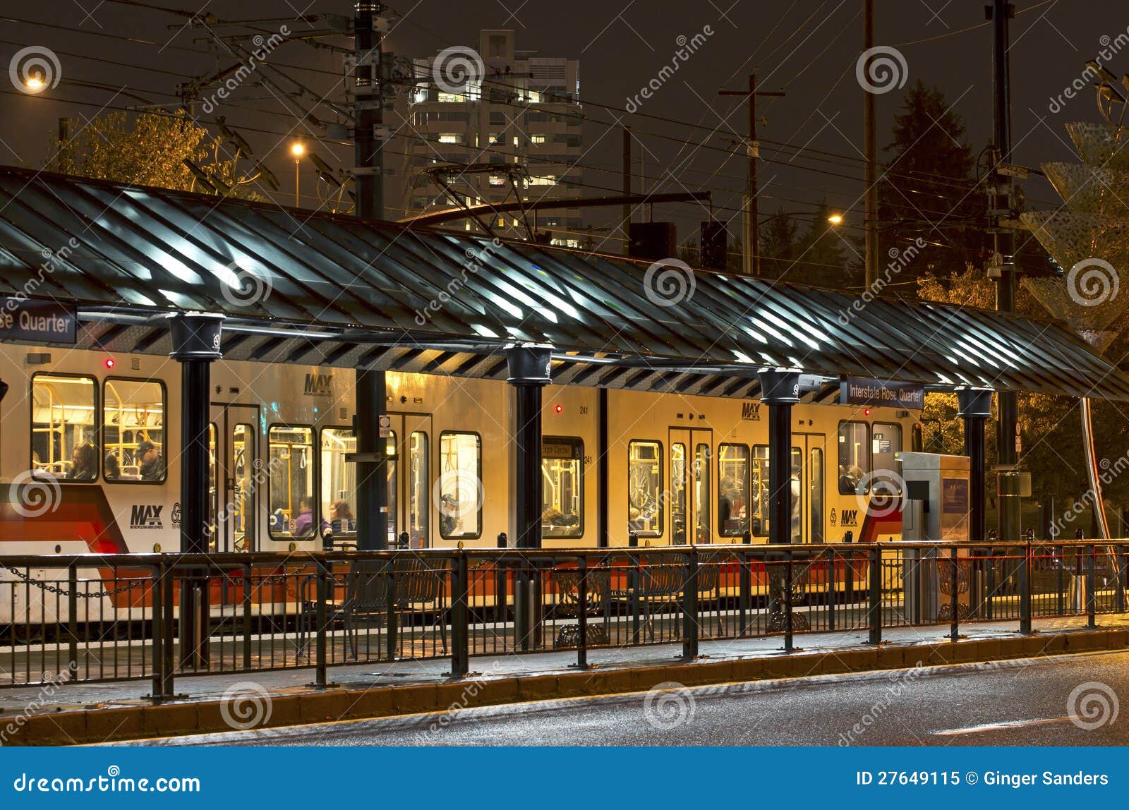 Max Train in Station Portland, Oregon Editorial Image - Image of white ...