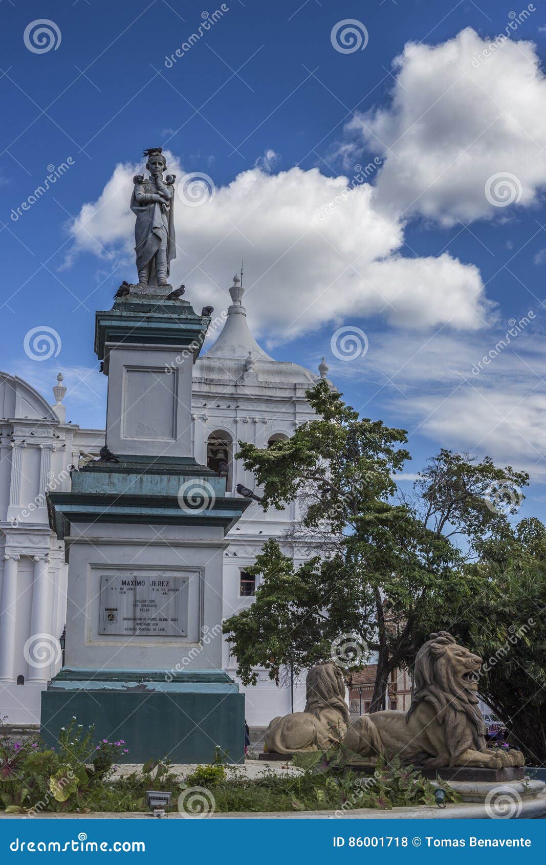Maximo Jerez Statue at Leon Central Park Editorial Stock Photo - Image ...