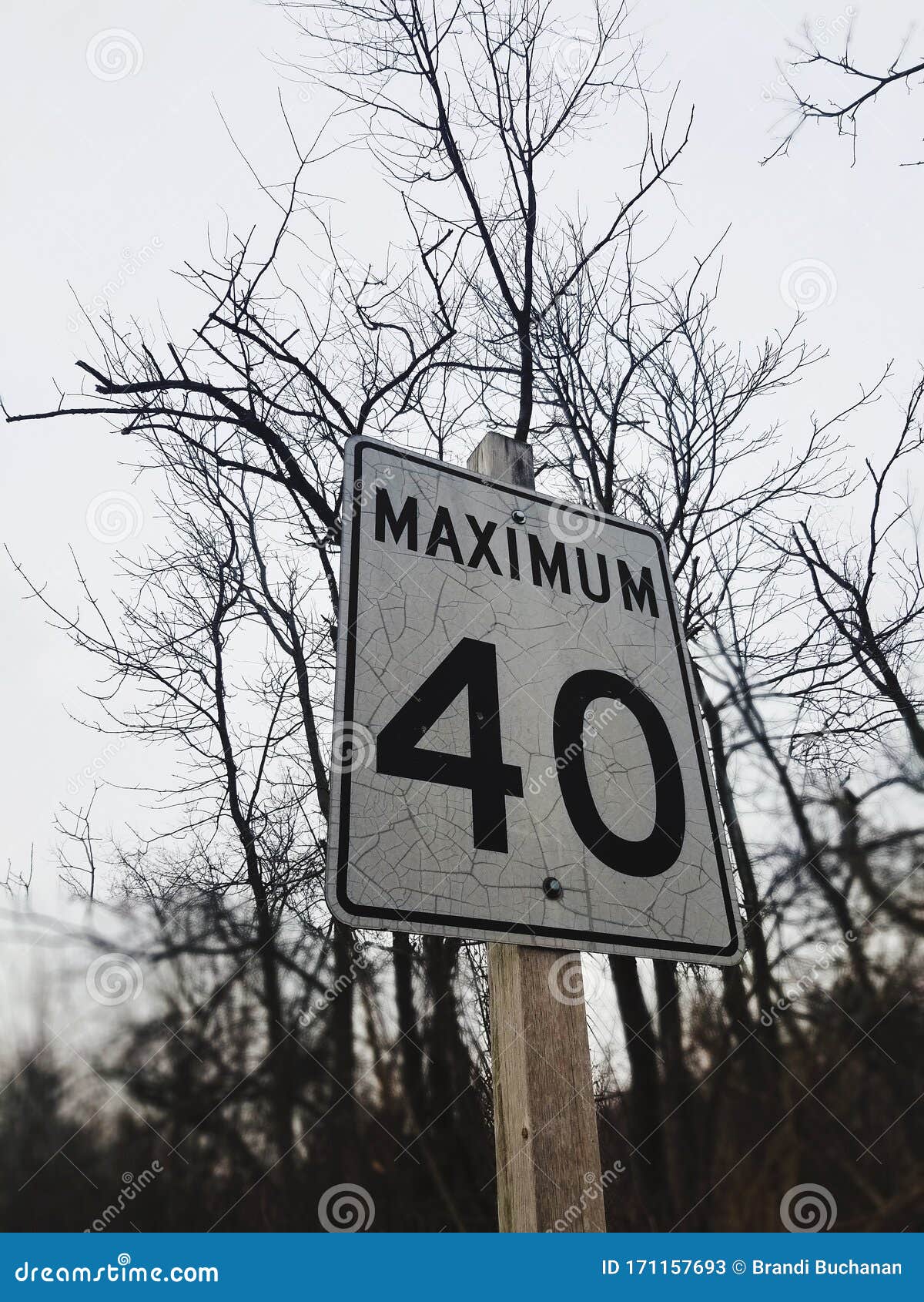 Maximum 40Km/h sign stock image. Image of cracked, trees - 171157693