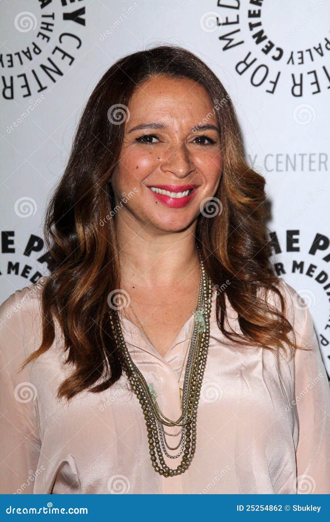 Maya Rudolph editorial photography. Image of presents - 25254862