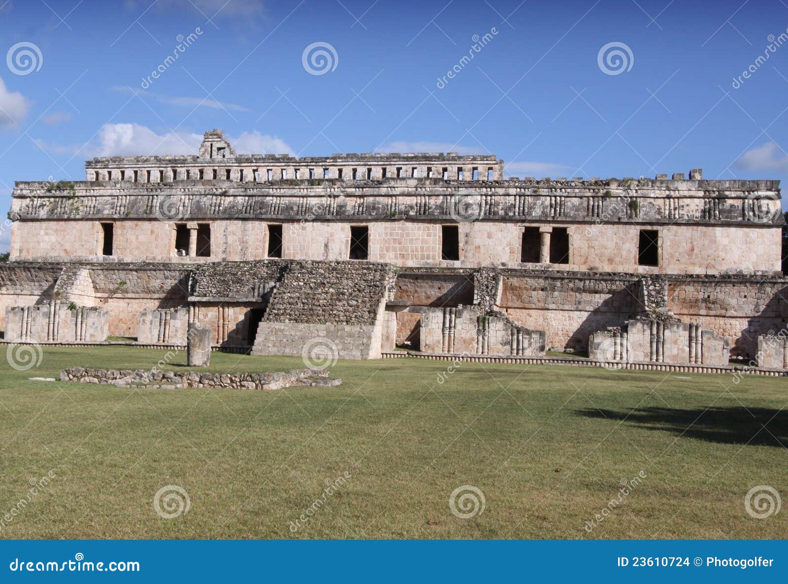 Maya Tempels in Chichen-itza, Mexico Stock Foto - Image of gras ...