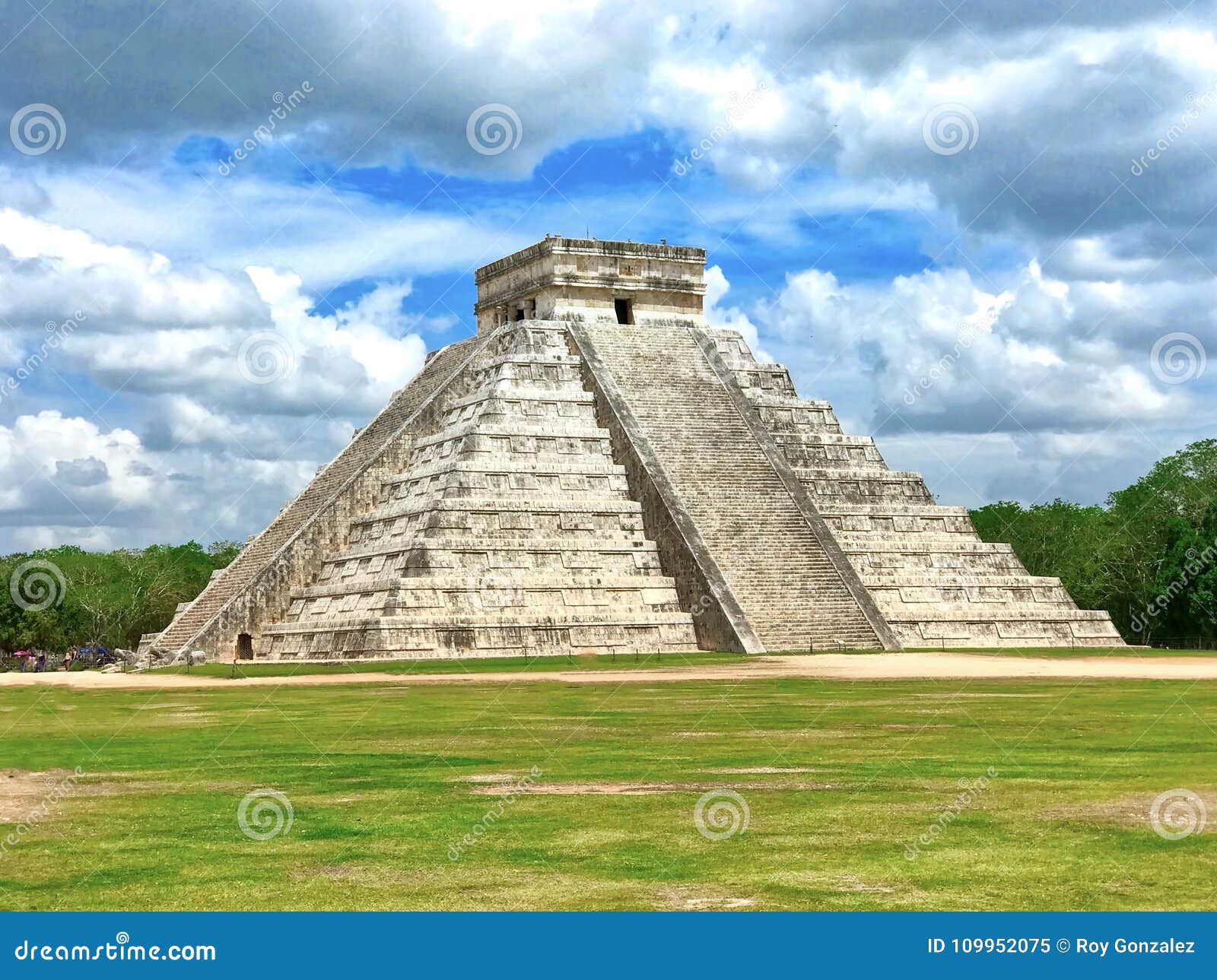 Mayan Pyramid at Chichen Itza Stock Image - Image of pyramid, beautiful ...