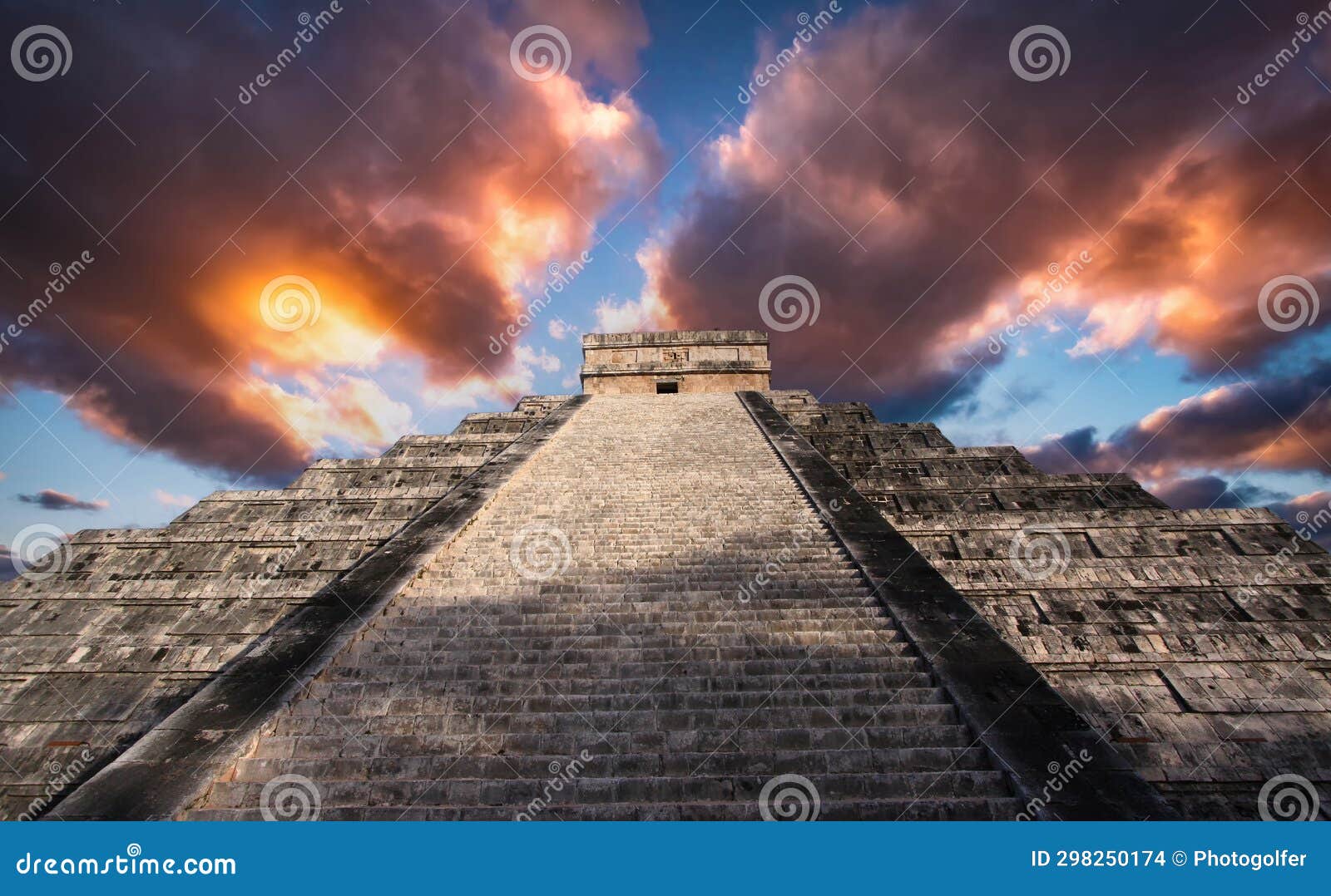 Mayan Pyramid in Chichen Itza Ruins, Yucatan, Mexico Stock Photo ...