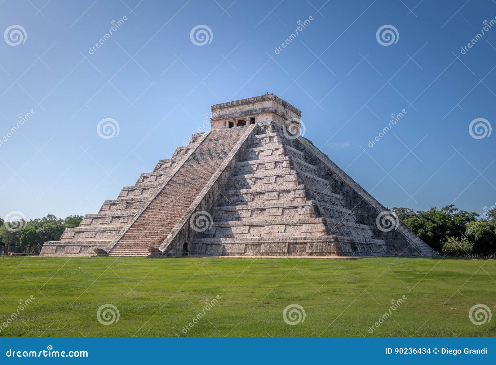 Mayan Temple Pyramid Of Kukulkan - Chichen Itza, Yucatan, Mexico ...