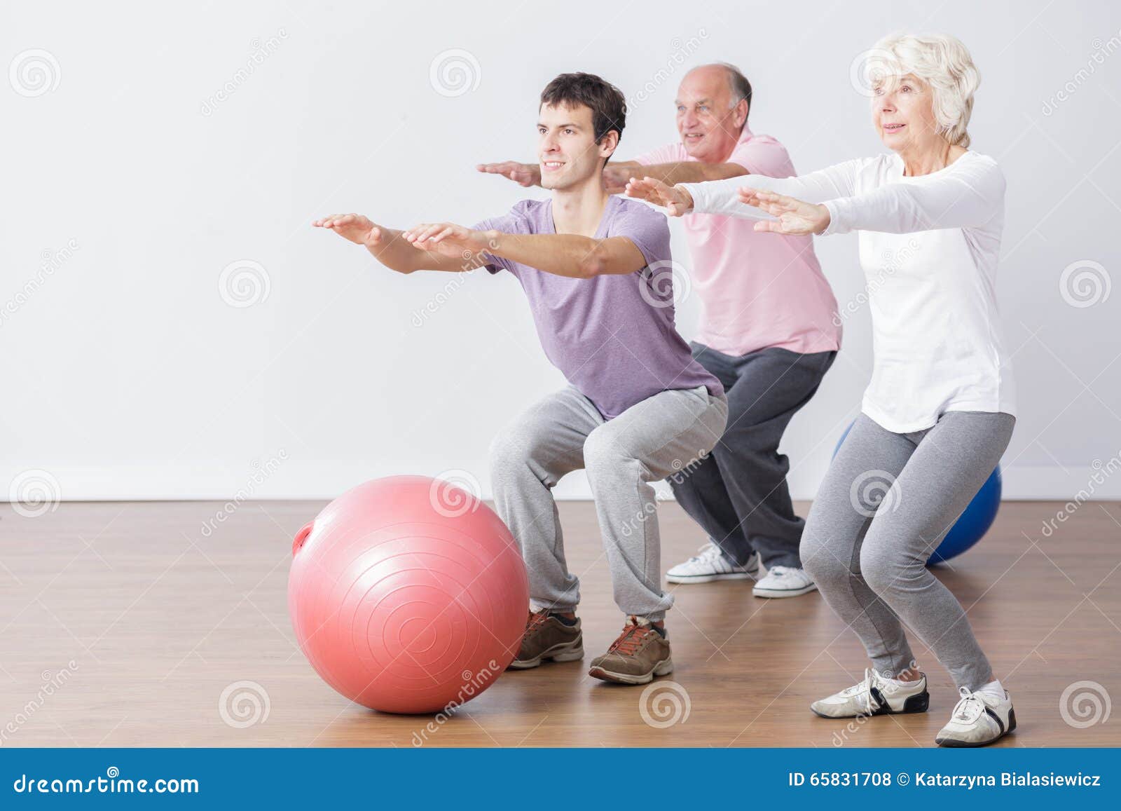 Mayores Que Hacen Posiciones En Cuclillas Foto de archivo - Imagen de ...