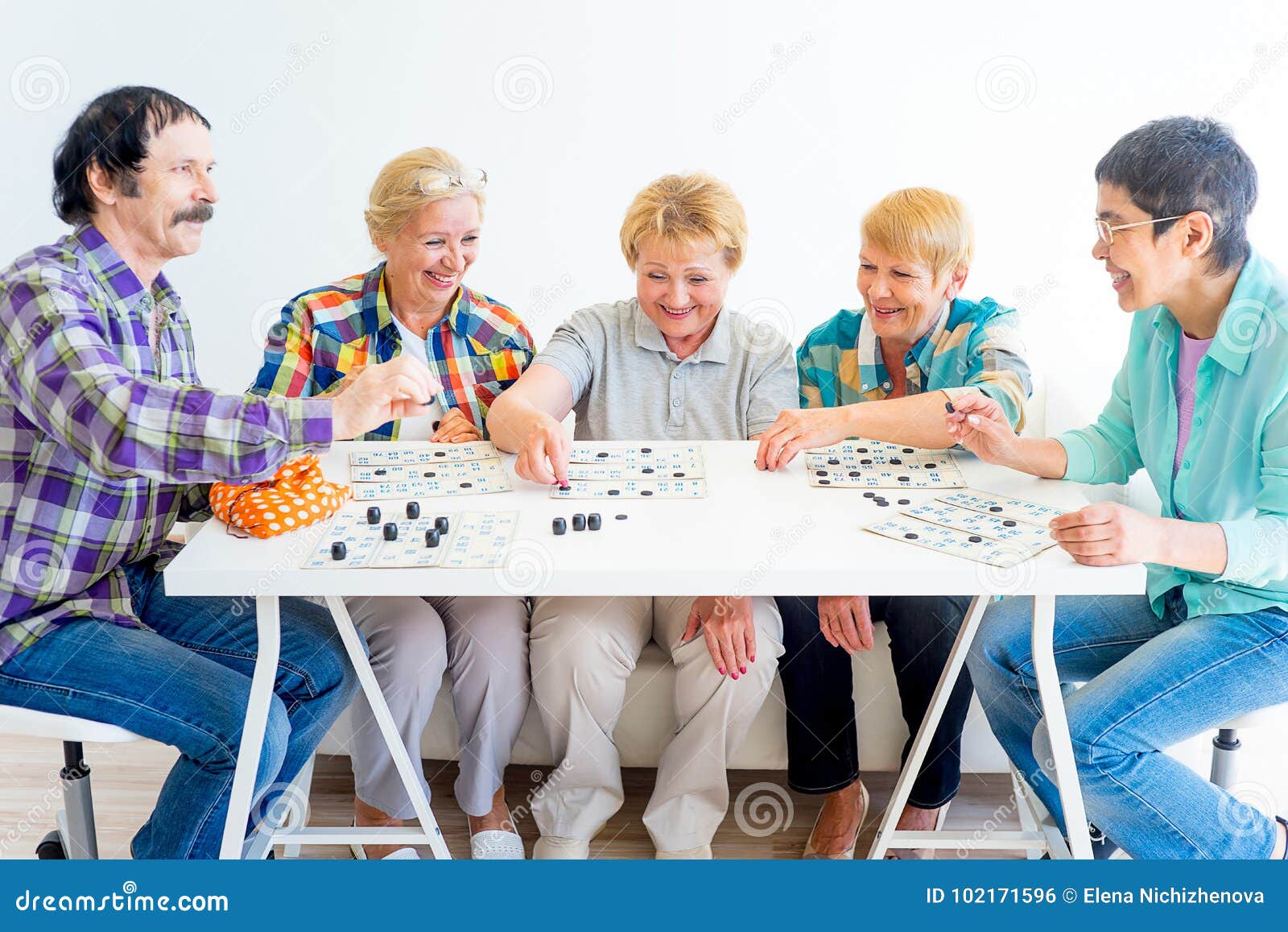 Mayores que juegan bingo foto de archivo. Imagen de resto - 102171596