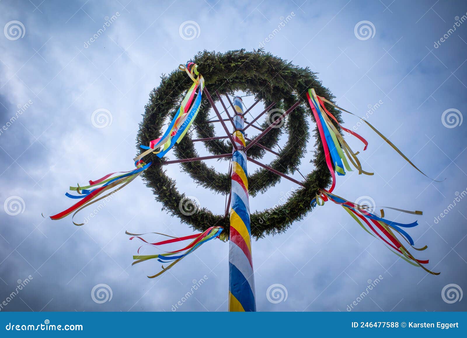 Maypole Decorado Con Cintas De Colores Foto de archivo - Imagen de ...