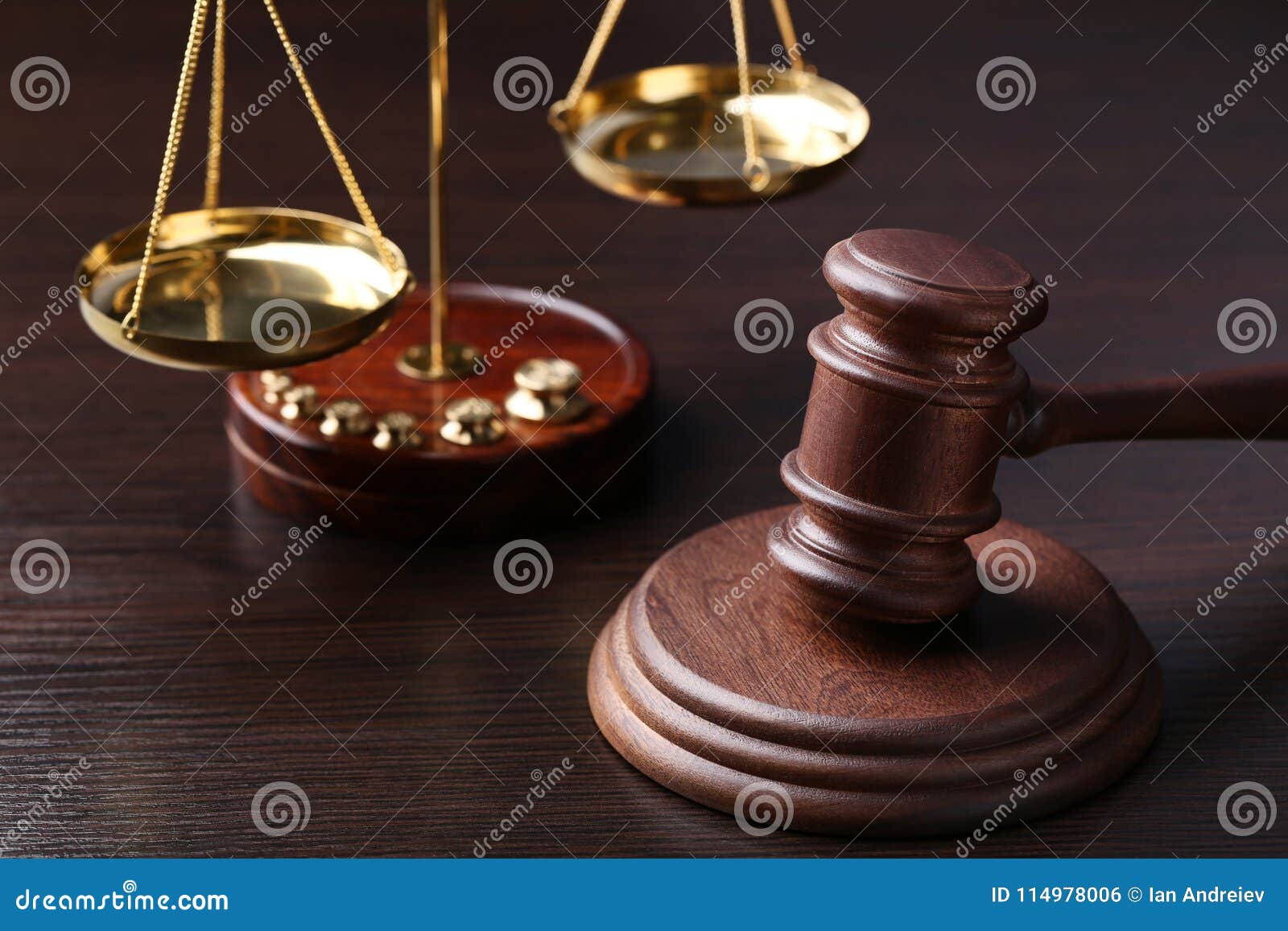 Mazo Del Juez Con Las Escalas Foto de archivo - Imagen de medida ...