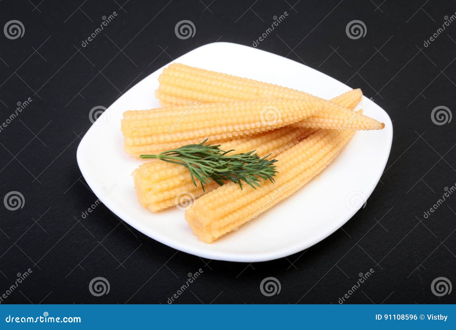 Mazorca De Mini Corn Preservada En Fondo Del Negro De La Placa Foto de ...