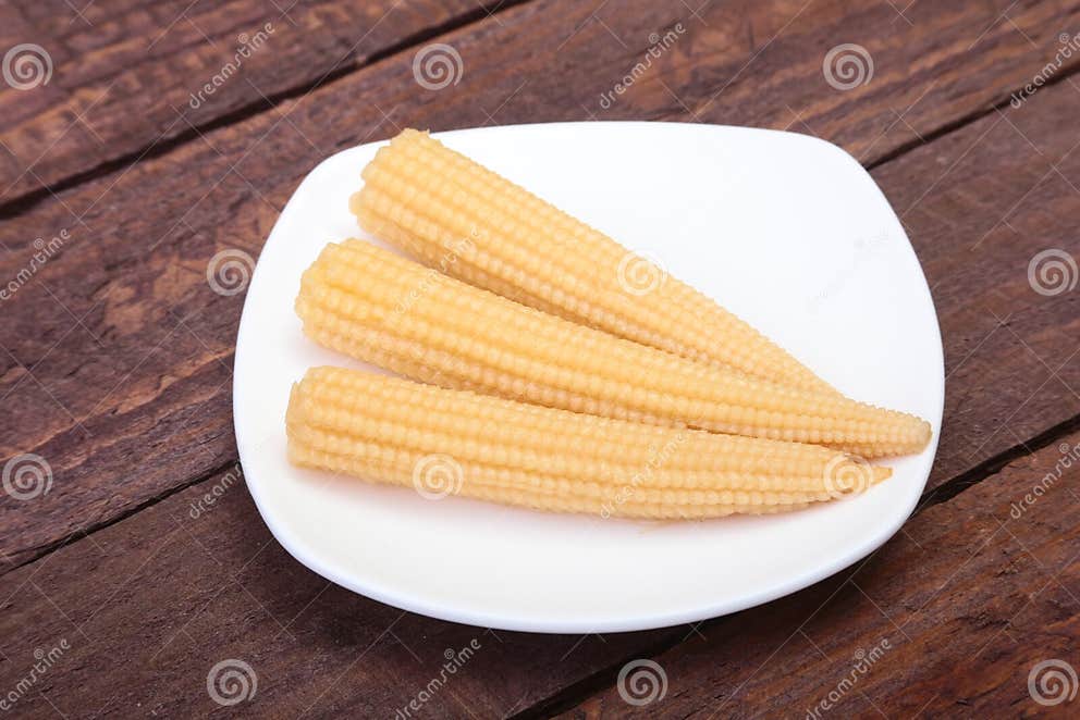 Mazorca De Mini Corn Preservada En La Placa En El Tablero De Madera ...