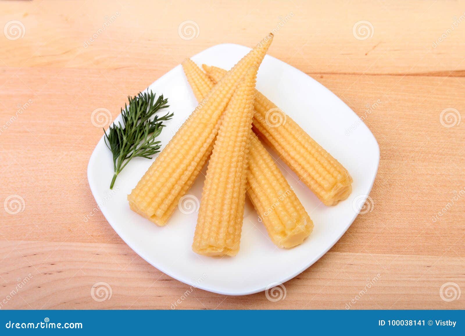 Mazorca De Mini Corn Preservada En La Placa En El Tablero De Madera ...