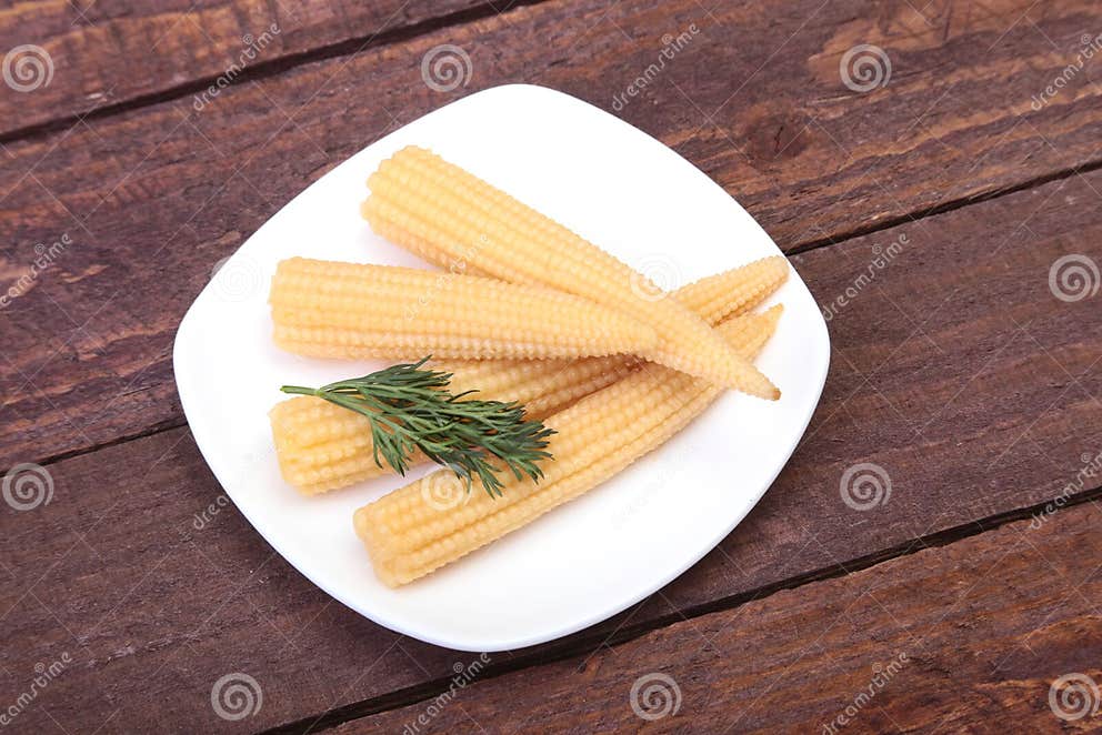Mazorca De Mini Corn Preservada En La Placa En El Tablero De Madera ...