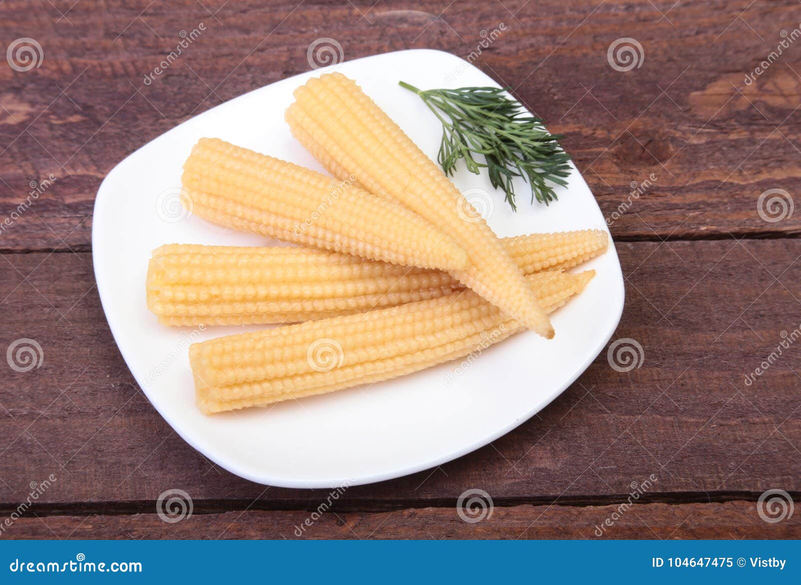 Mazorca De Mini Corn Preservada En La Placa En El Tablero De Madera ...