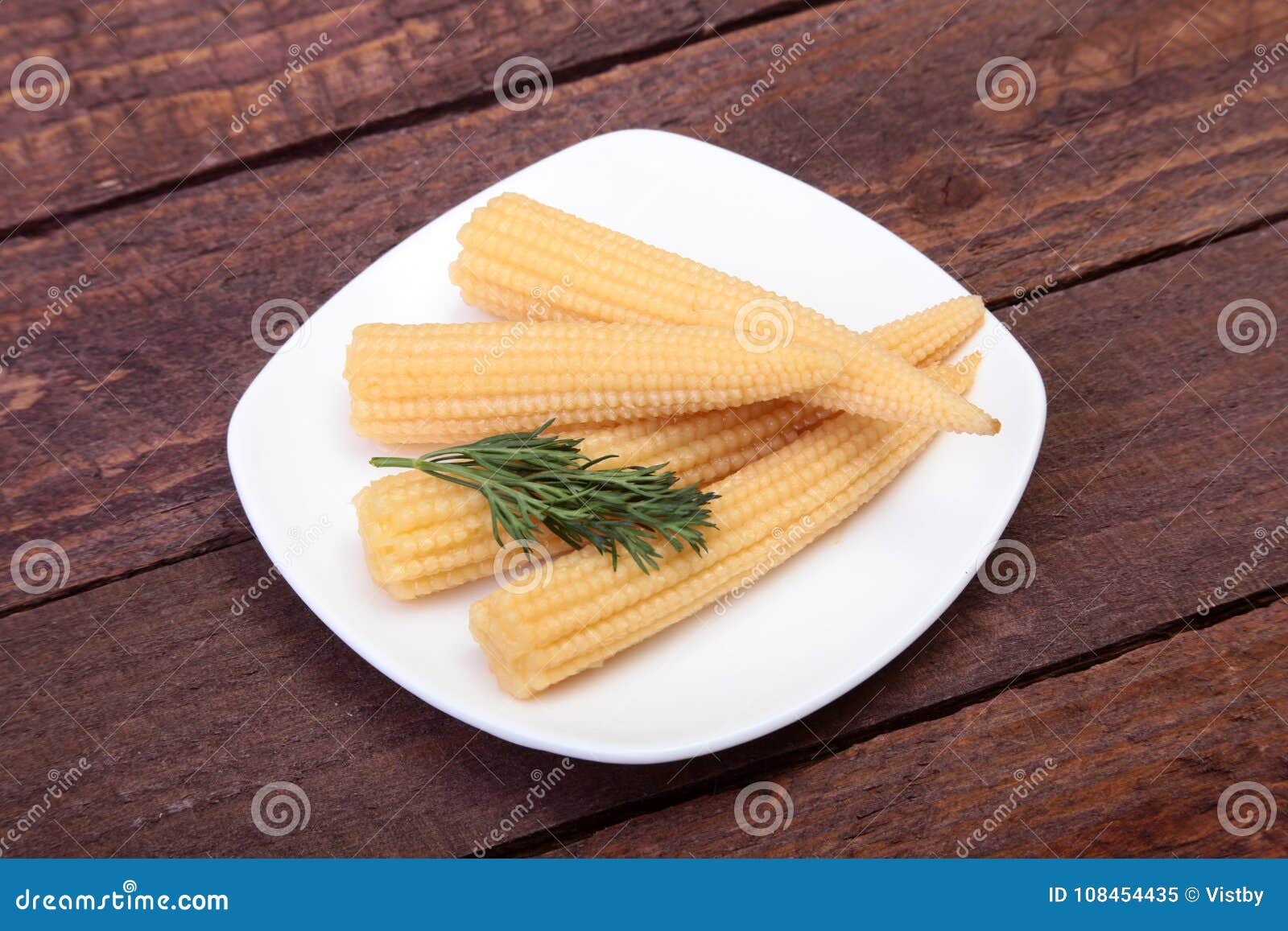 Mazorca De Mini Corn Preservada En La Placa En El Tablero De Madera ...