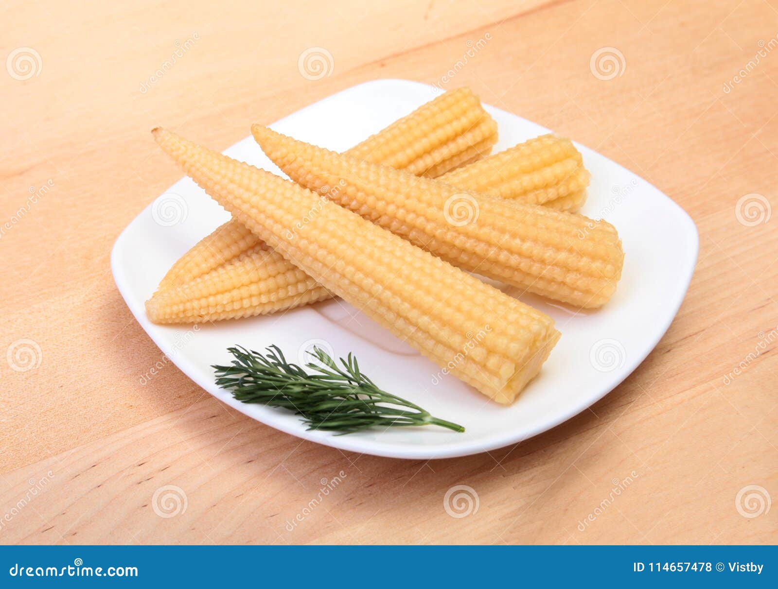 Mazorca De Mini Corn Preservada En La Placa En El Tablero De Madera ...