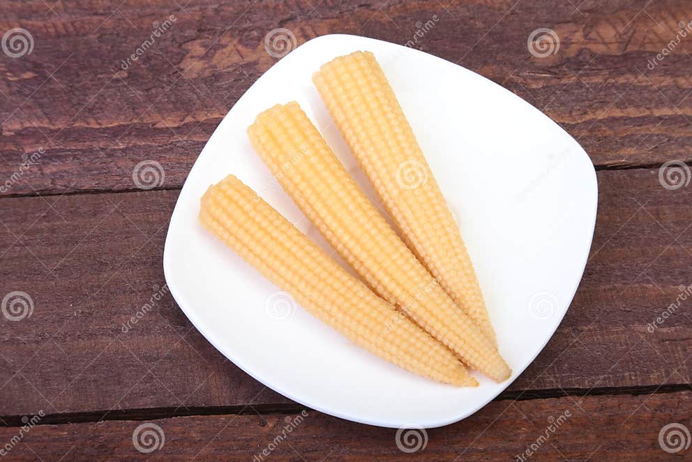 Mazorca De Mini Corn Preservada En La Placa En El Tablero De Madera ...